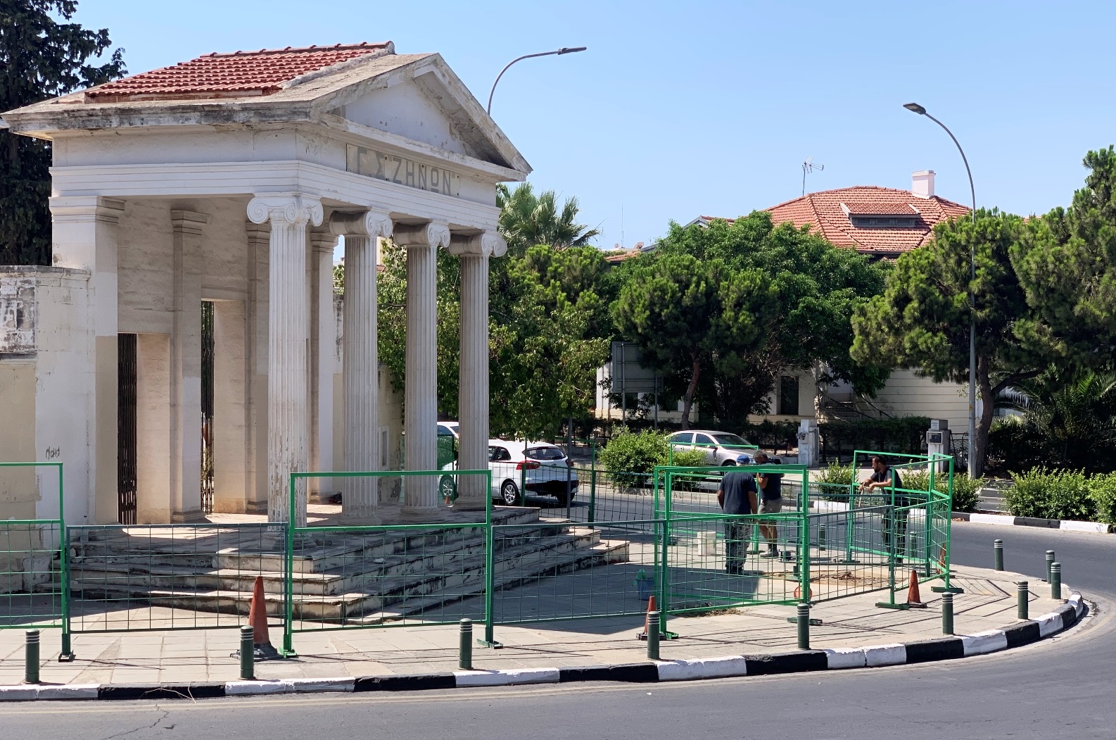 Ξεκίνησαν τα έργα συντήρησης των προπυλαίων του παλιού ΓΣΖ στη Λάρνακα ...