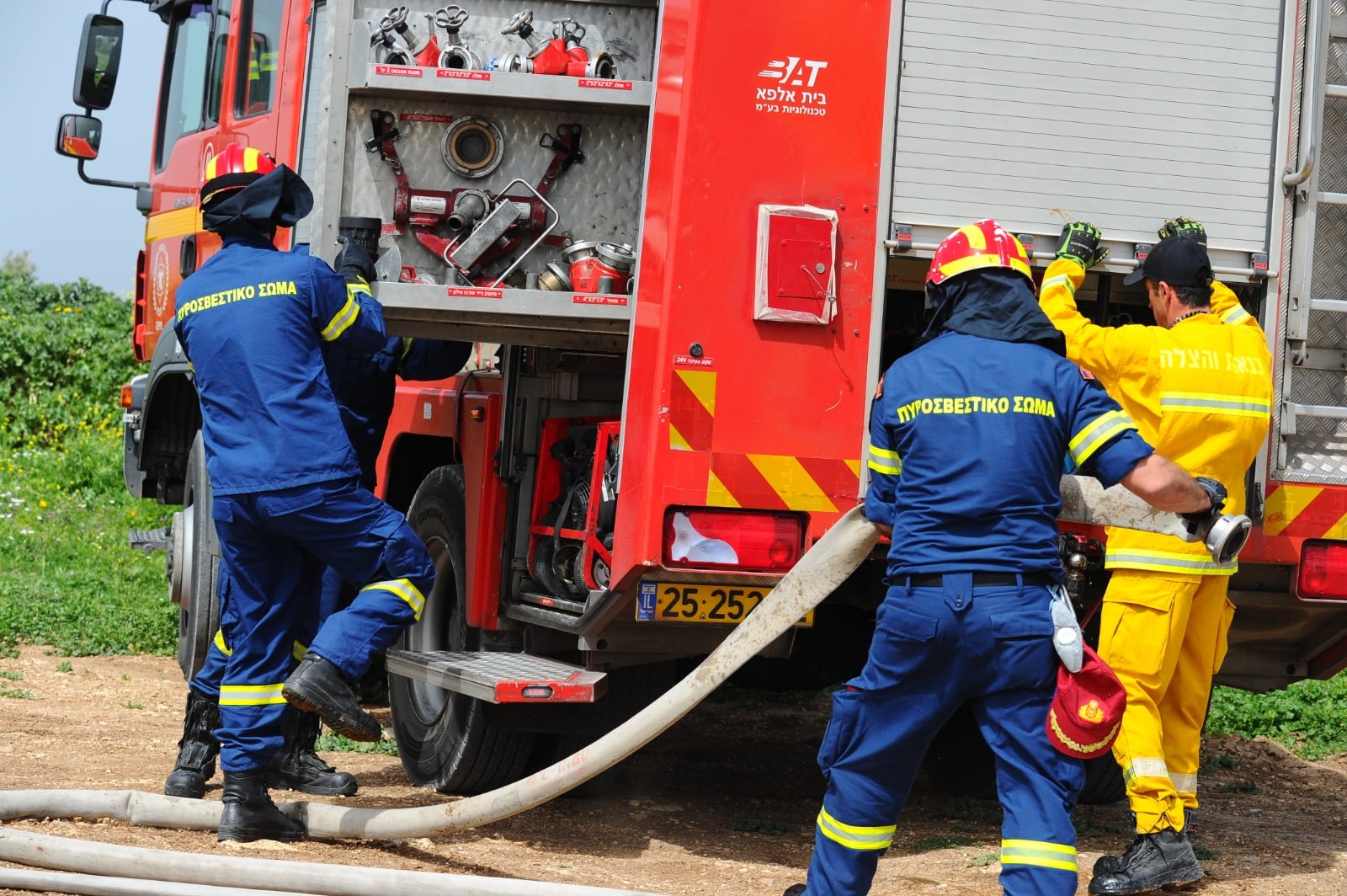 Η Πυροσβεστική αποπαγίδευσε 7 άτομα που παγιδεύτηκαν σε τροχαίες ...