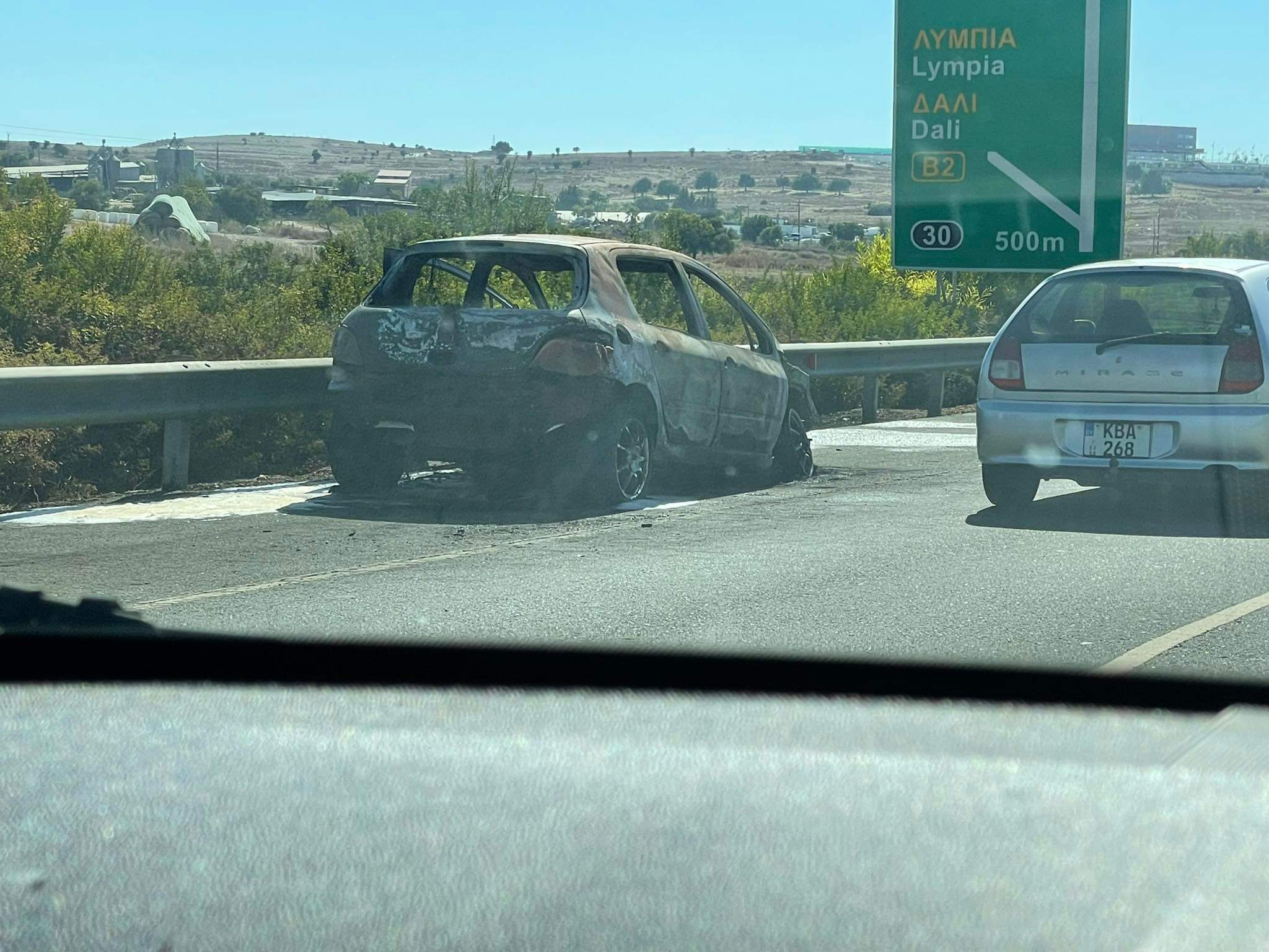 ΤΩΡΑ: Όχημα κάηκε ολοσχερώς στον αυτοκινητόδρομο Λάρνακας-Λευκωσίας ...