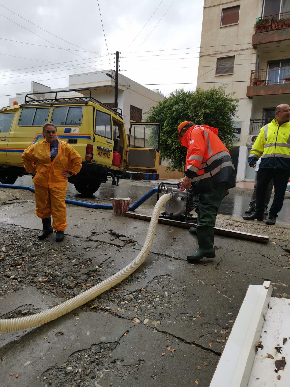 Και η Πολιτική Άμυνα Λάρνακας έδωσε το παρόν της χθες στις πλημμύρες ...