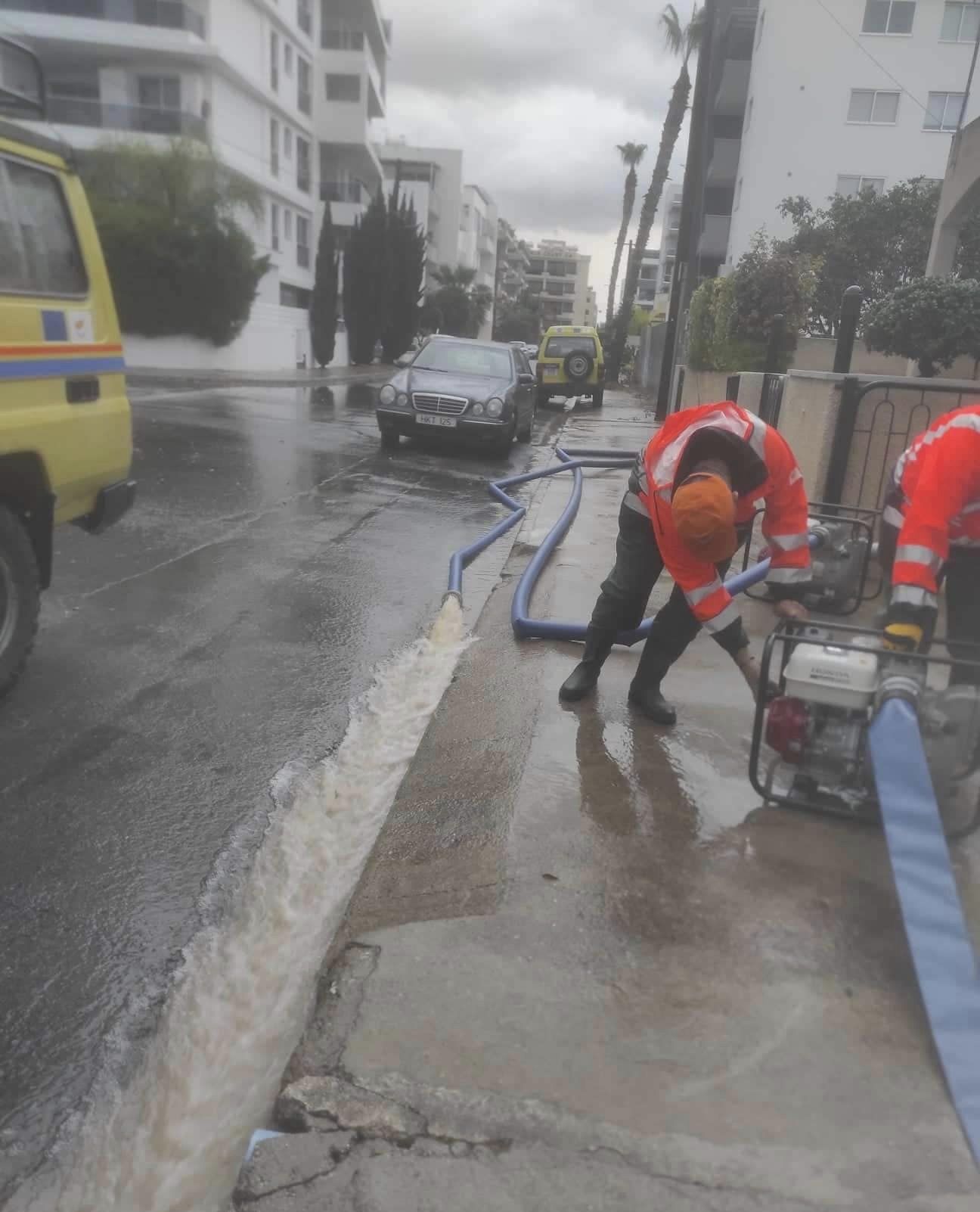 Και η Πολιτική Άμυνα Λάρνακας έδωσε το παρόν της χθες στις πλημμύρες ...