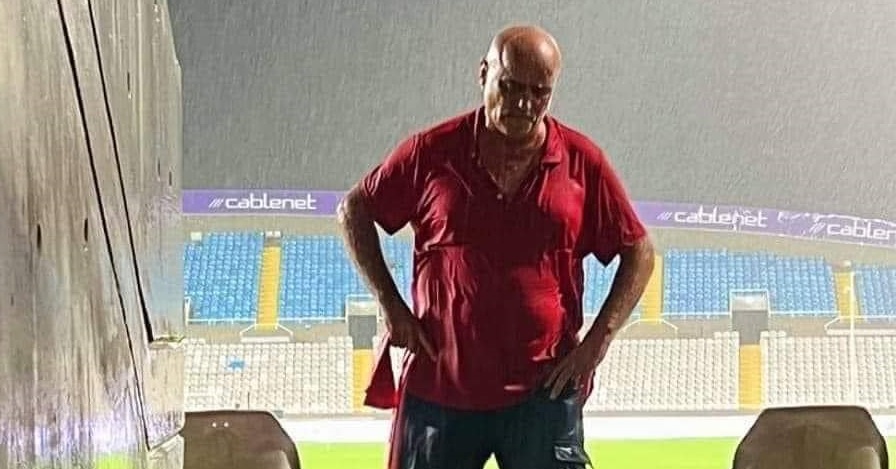 Μια εικόνα χίλιες λέξεις: Φίλαθλος της Νέας Σαλαμίνας στην κερκίδα του ...