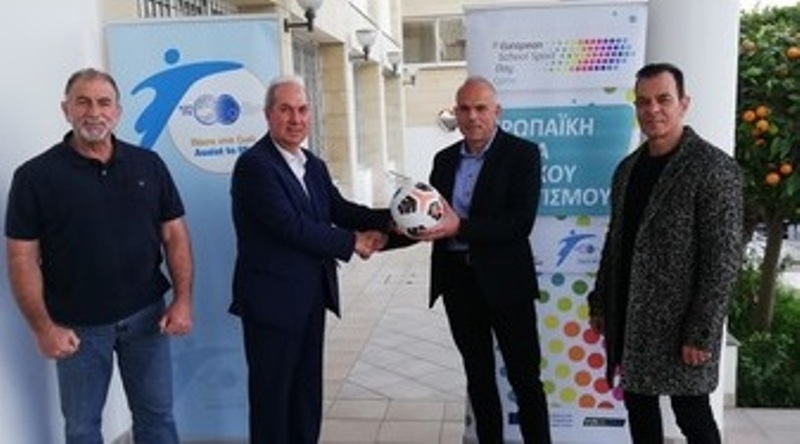 Η ΚΟΠ δωρίζει μπάλες ποδοσφαίρου σε σχόλεία της Λάρνακας και Παγκύπρια ...
