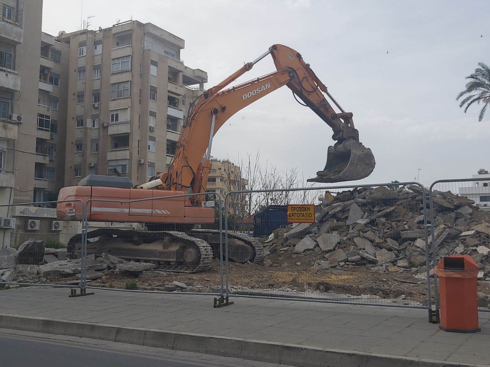 Έπιασαν δουλειά οι μπουλντόζες για το νέο πάρκινγκ απέναντι από το ...