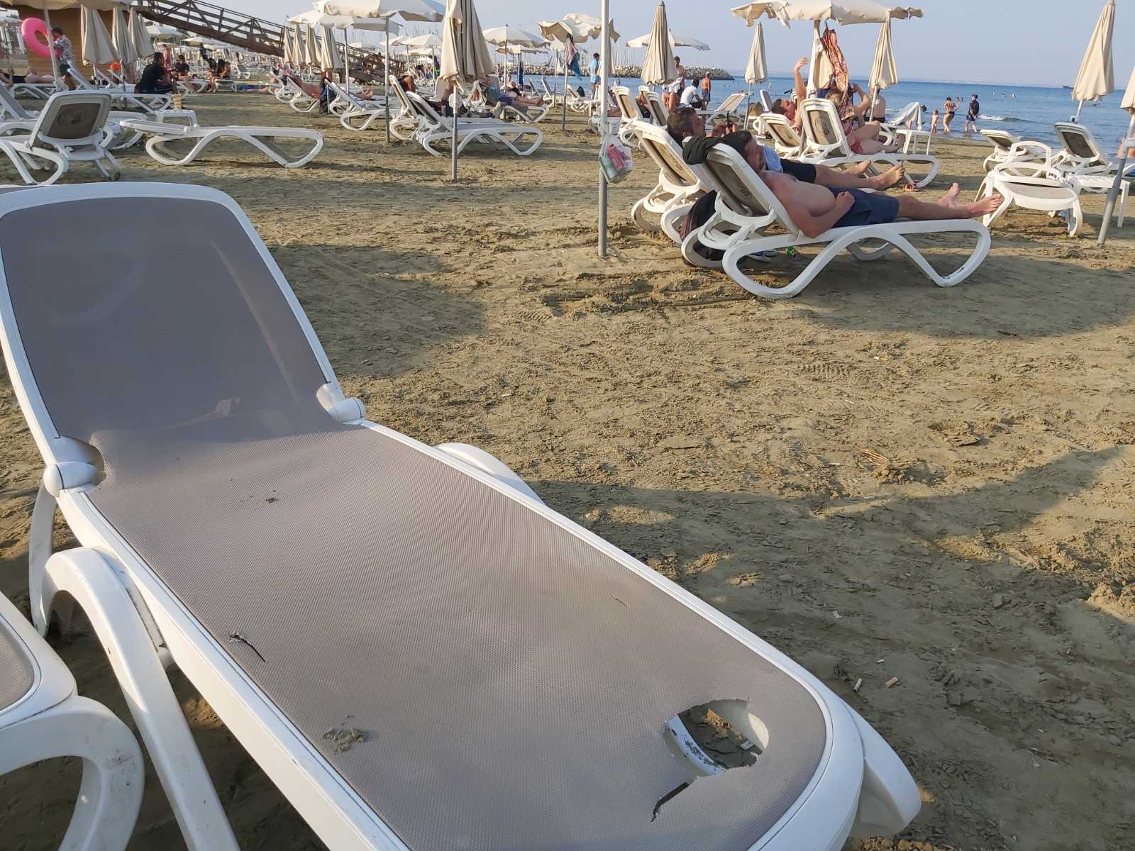 Ζημιές σε ξαπλώστρες στις Φοινικούδες - Larnakaonline.com.cy