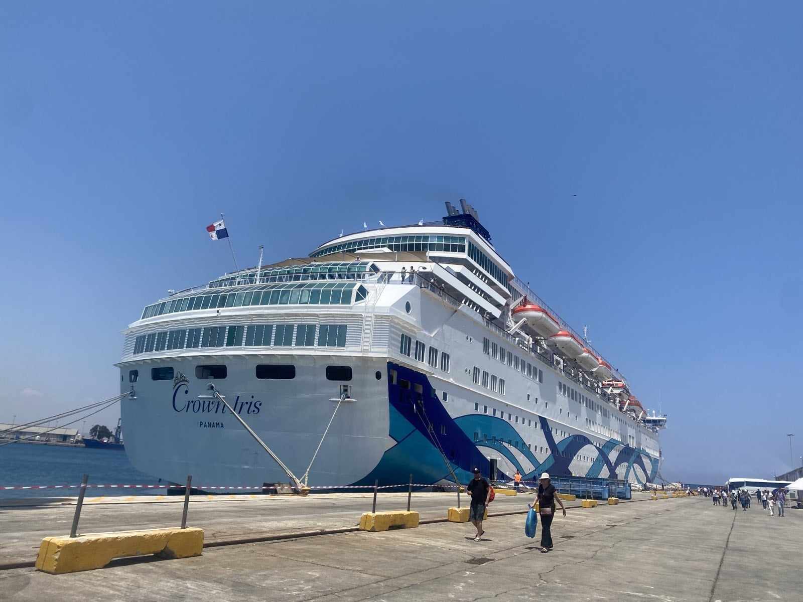 Έφθασε στη Λάρνακα το Crown Iris από τη Χάιφα με 1600 επιβάτες ...