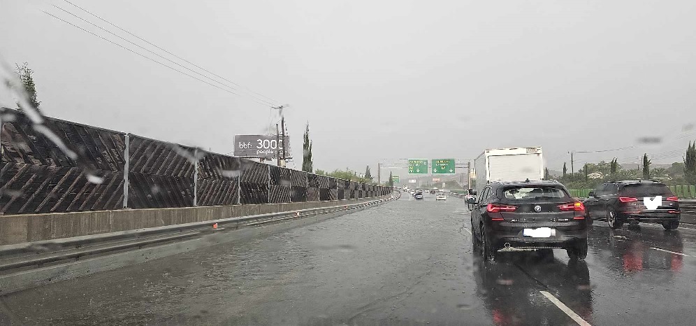 ΒΙΝΤΕΟ- ΦΩΤΟ: Οι βροχές "έφεραν" αυξημένη τροχαία κίνηση στον ...
