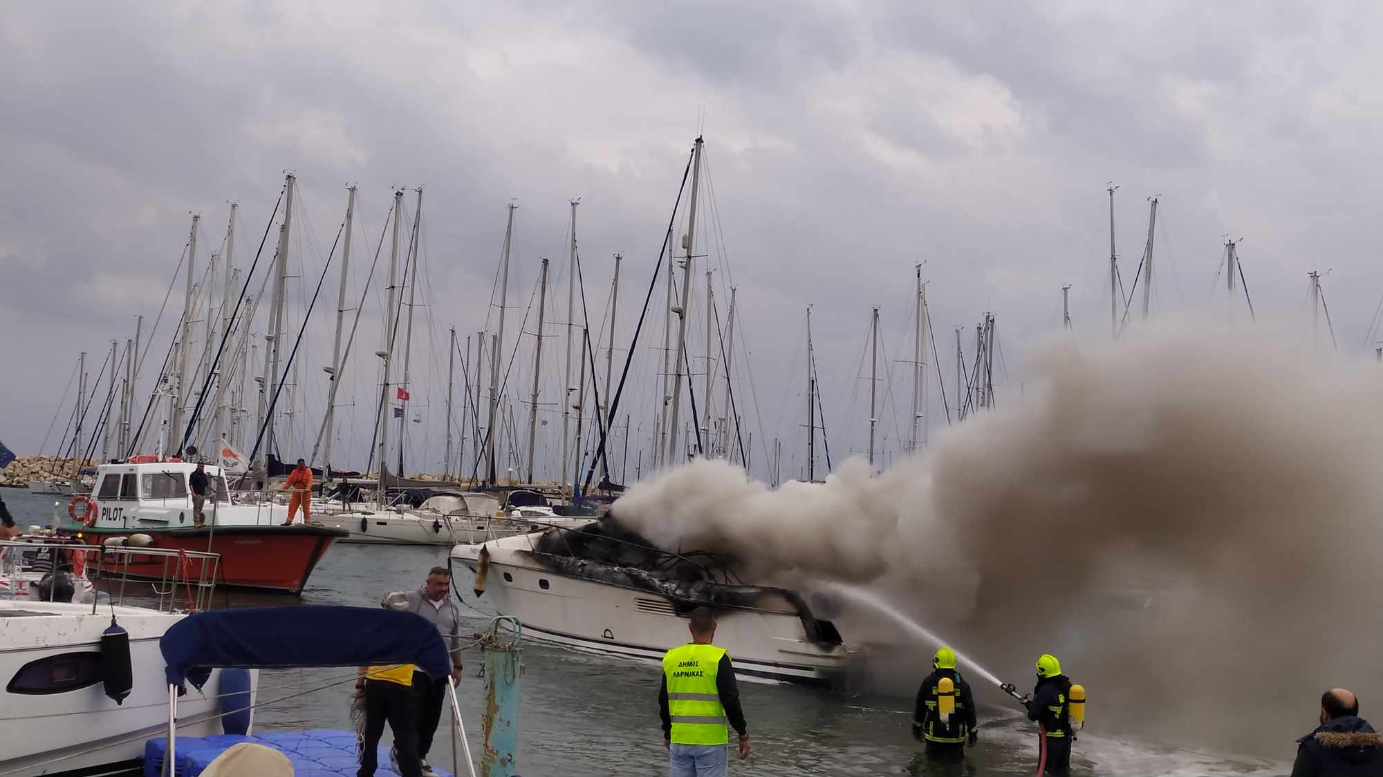 ΤΩΡΑ: Συναγερμός στην Πυροσβεστική - Φωτιά σε σκάφος στη μαρίνα ...