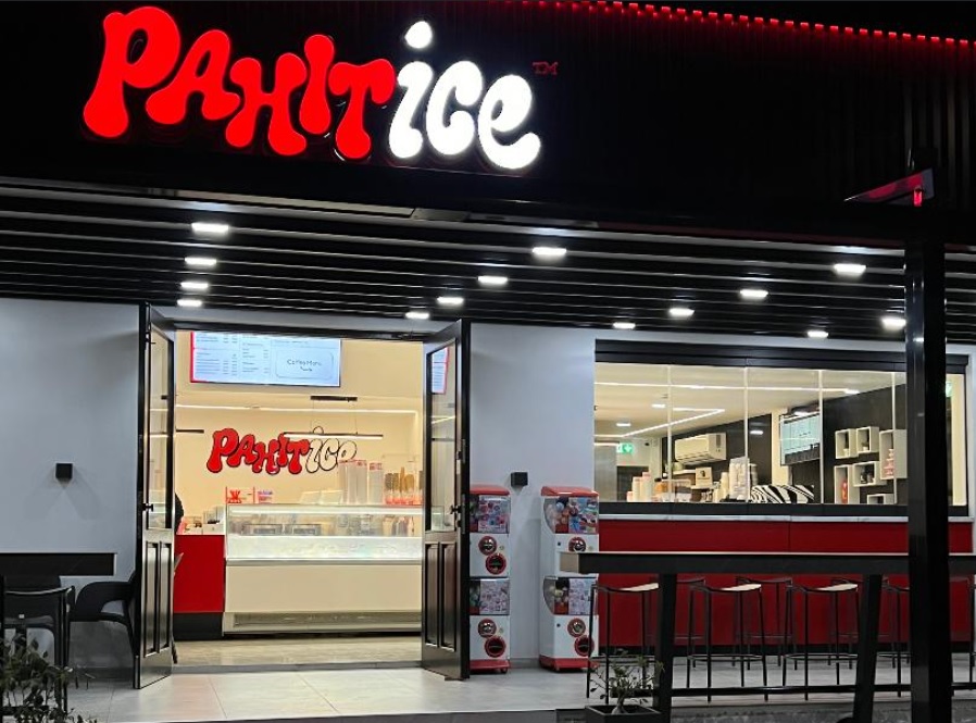 Το Pahit-Ice Dekelia γιορτάζει τα πρώτα του γενέθλια και ΕΣΥ θα είσαι ...