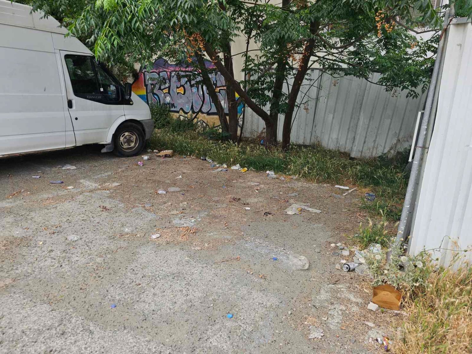 Όχι δεν είναι σκουπιδότοπος, είναι δημόσιος χώρος στάθμευσης στην Ερμού ...