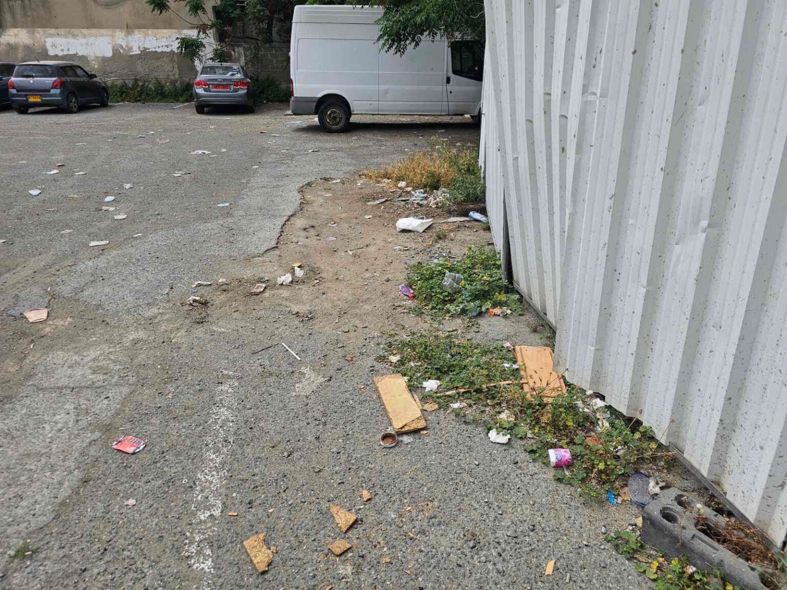 Όχι δεν είναι σκουπιδότοπος, είναι δημόσιος χώρος στάθμευσης στην Ερμού ...
