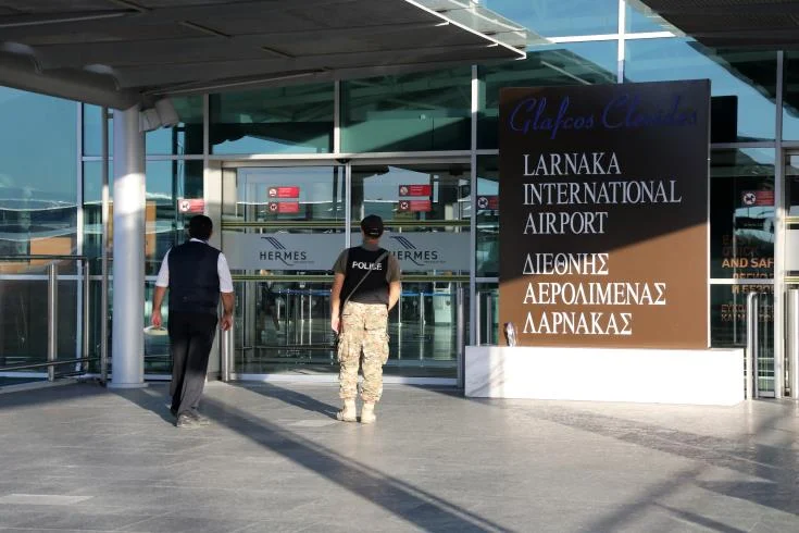 «Εγκλωβισμένοι» στο Αεροδρόμιο Λάρνακας χωρίς φυσικό φως και καθαρό ...